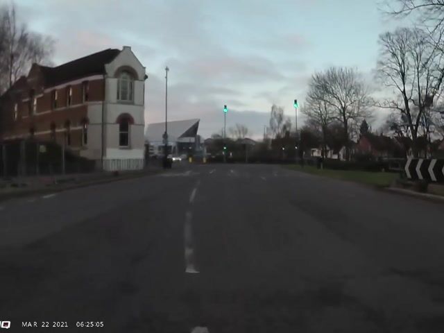 Taxi enters roundabout without looking - UpRide.cc