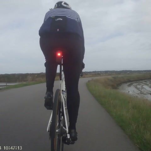 overtaking in a very tight turn with a runner in front - UpRide.cc ...