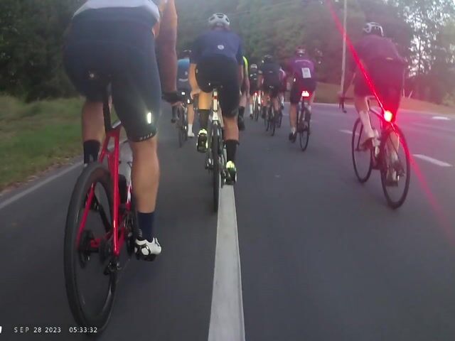 Incredibly dangerous overtake into oncoming traffic - UpRide.cc - Make ...