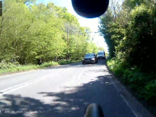 Close pass on blind bend into oncoming traffic - UpRide.cc