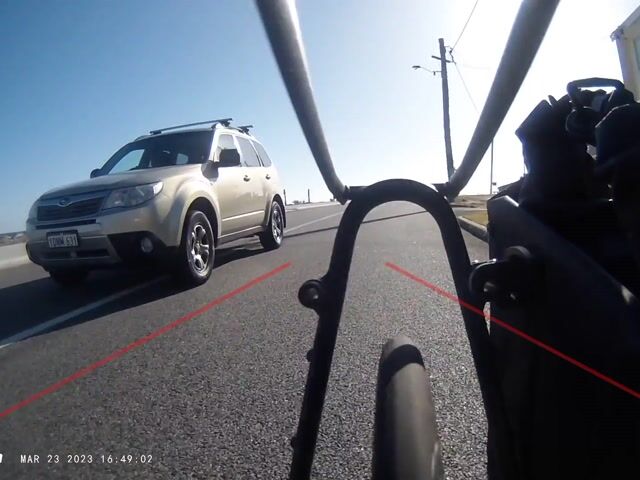 Unsafe overtake due to coming traffic - UpRide.cc