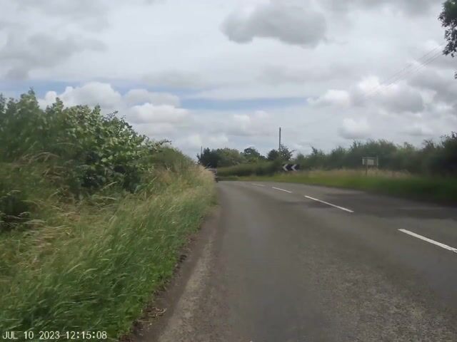 2 Close Passes on a Blind Bend - UpRide.cc