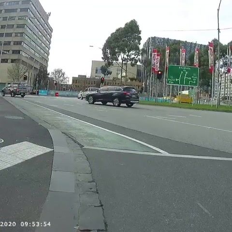Near left hook on Melbourne’s infamous ‘Roundabout of Death’ - UpRide ...