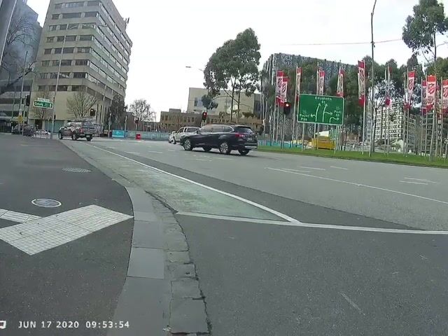 Near left hook on Melbourne’s infamous ‘Roundabout of Death’ - UpRide.cc